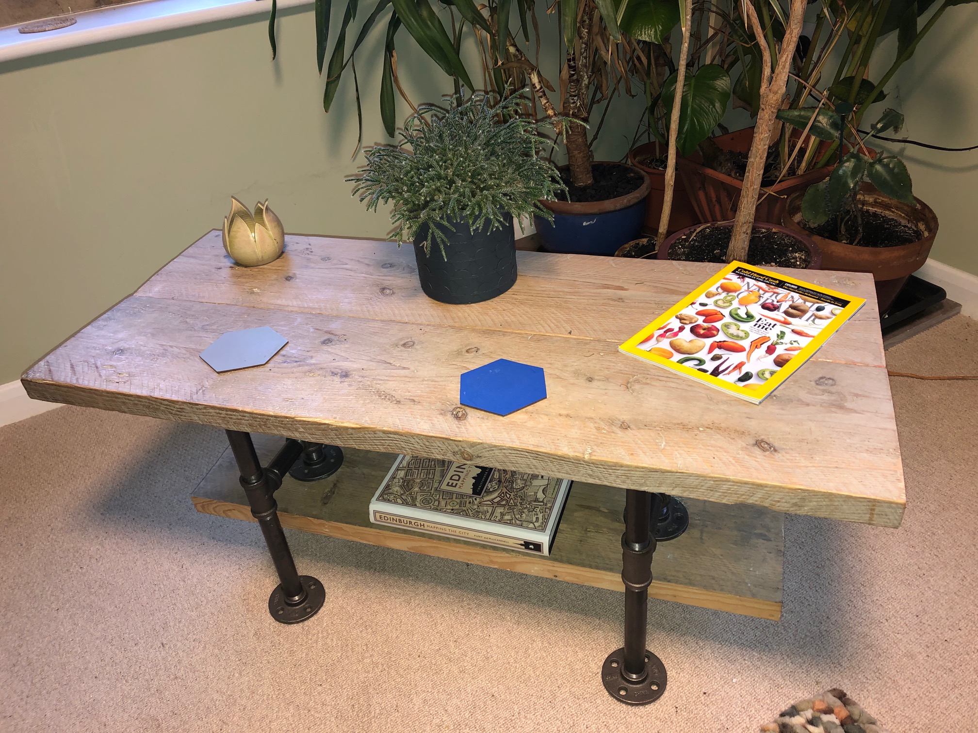 Upcycled pipe and scaffolding plank coffee table – Cool Upcycled